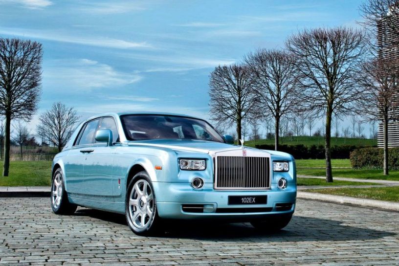 Rolls-Royce’s First EV To Have A Range Of Over 500km! | CarDekho.com