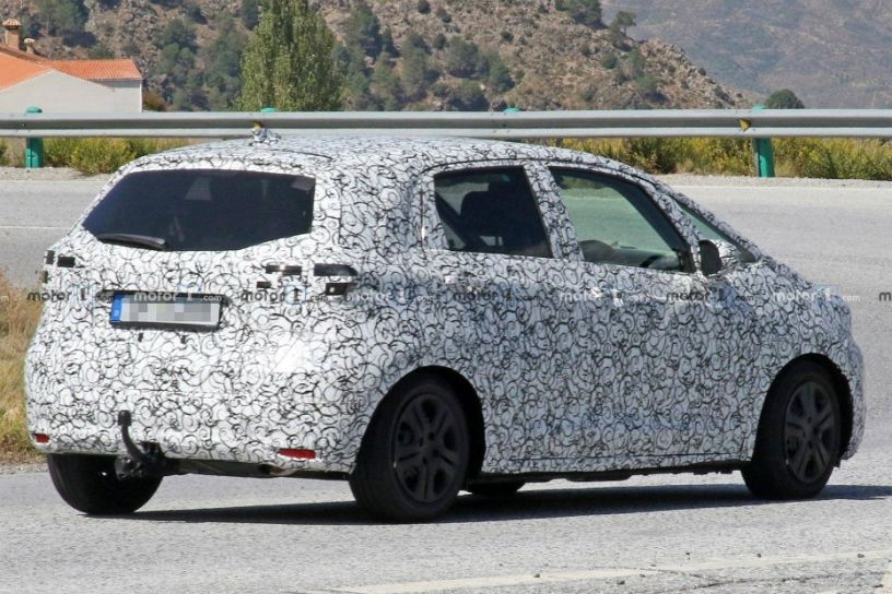 Fourth-gen Honda Jazz Spied For The First Time | CarDekho.com
