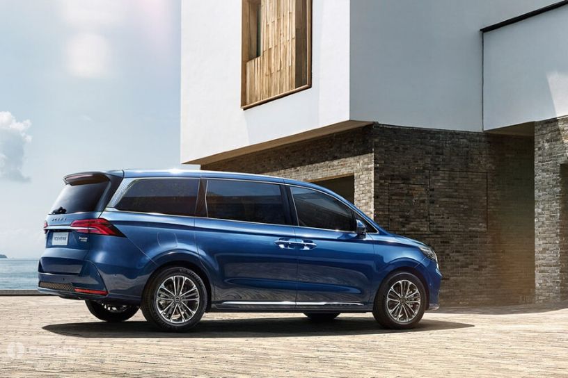 Kia Carnival Rival Roewe iMAX8 MPV Has A Sliding Teacup Table And ...