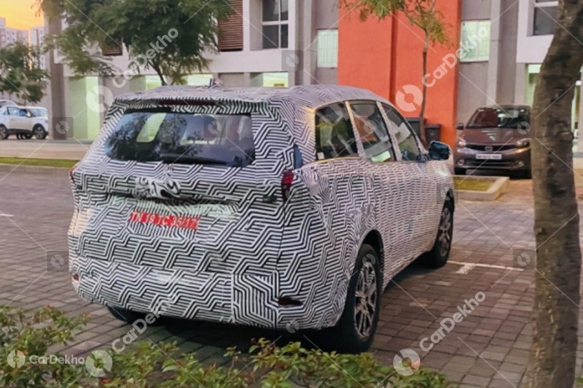 Mahindra XUV700 Flush Fitting Door Handles Teased | CarDekho.com