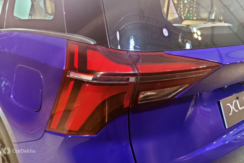 Mahindra XUV700 Exterior Detailed In 10 Pics | CarDekho.com