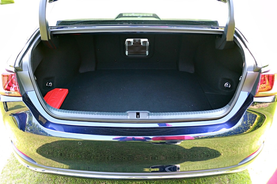 Lexus NX vs ES: Sedan Or SUV? | AUTOMOBILE NYOOOZ