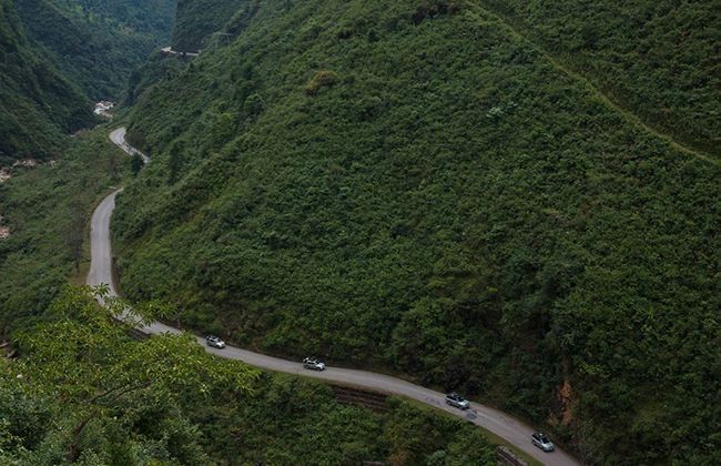 Range Rover Hybrid Prototypes cross into India from Nepal | CarDekho.com