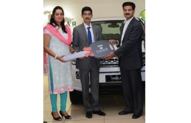 Tata Motors hands a Freelander 2 to a customer as Loyalty Bonus ...